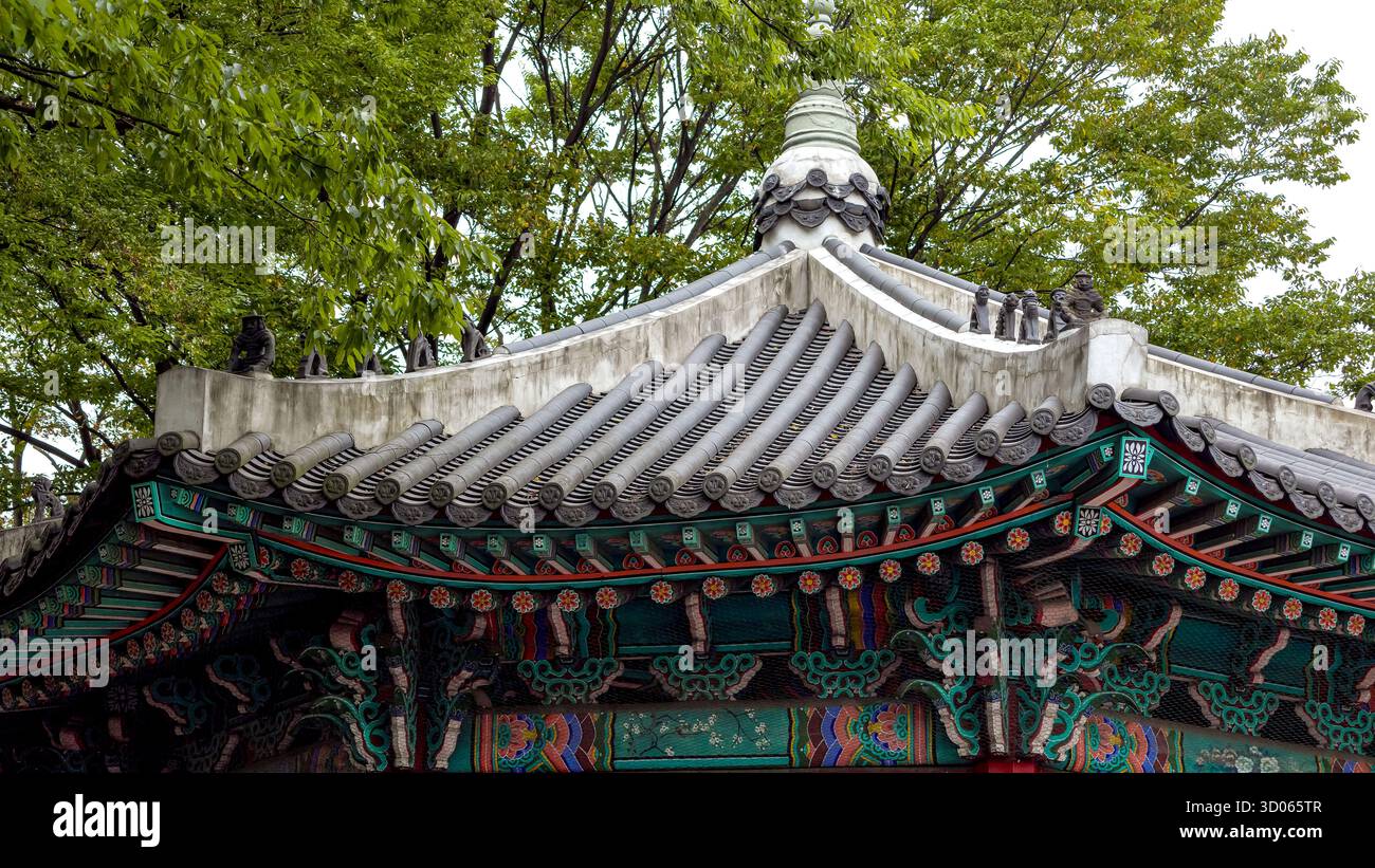 SEOUL, SOUTH KOREA - OCTOBER 11, 2025 - Korean traditional architecture ...