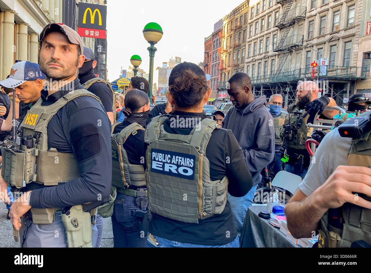 Federal agents conduct an immigration sweep on Canal Street in ...