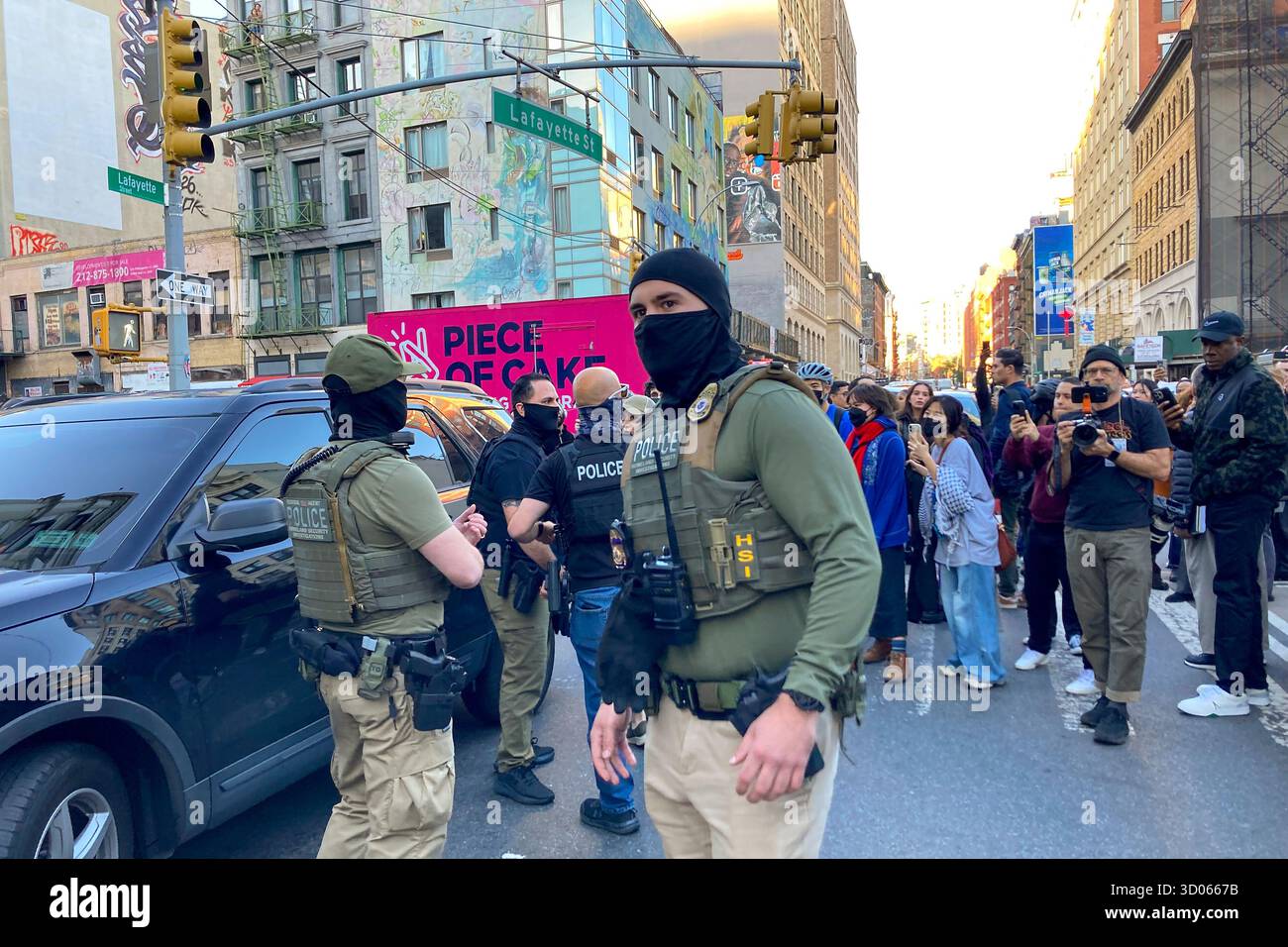 Federal agents conduct an immigration sweep on Canal Street in ...