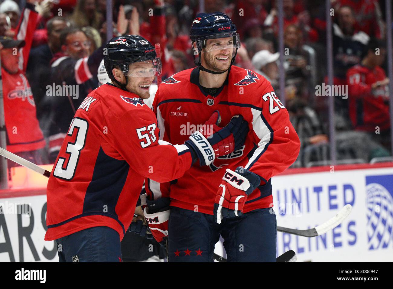 Washington Capitals center Nic Dowd (26) celebrates his goal with ...