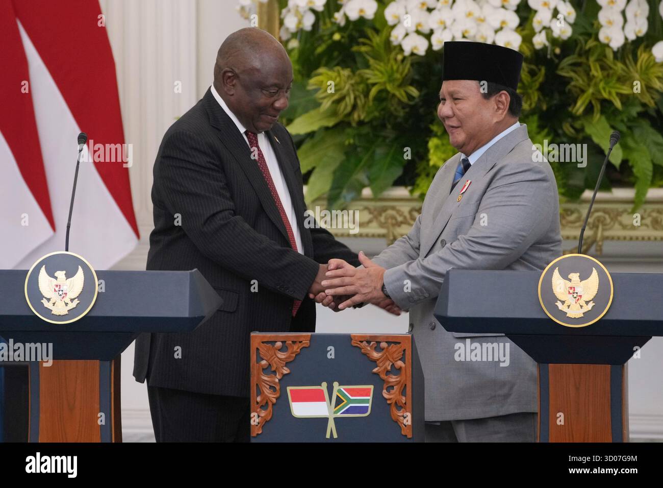 South Africa's President Cyril Ramaphosa, left, shake hands with ...