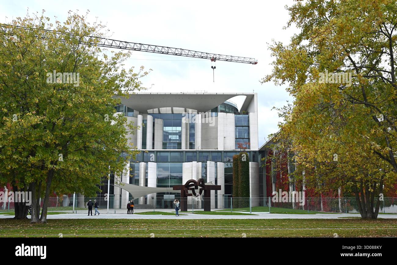 PRODUCTION - 21 October 2025, Berlin: A construction crane towers above ...