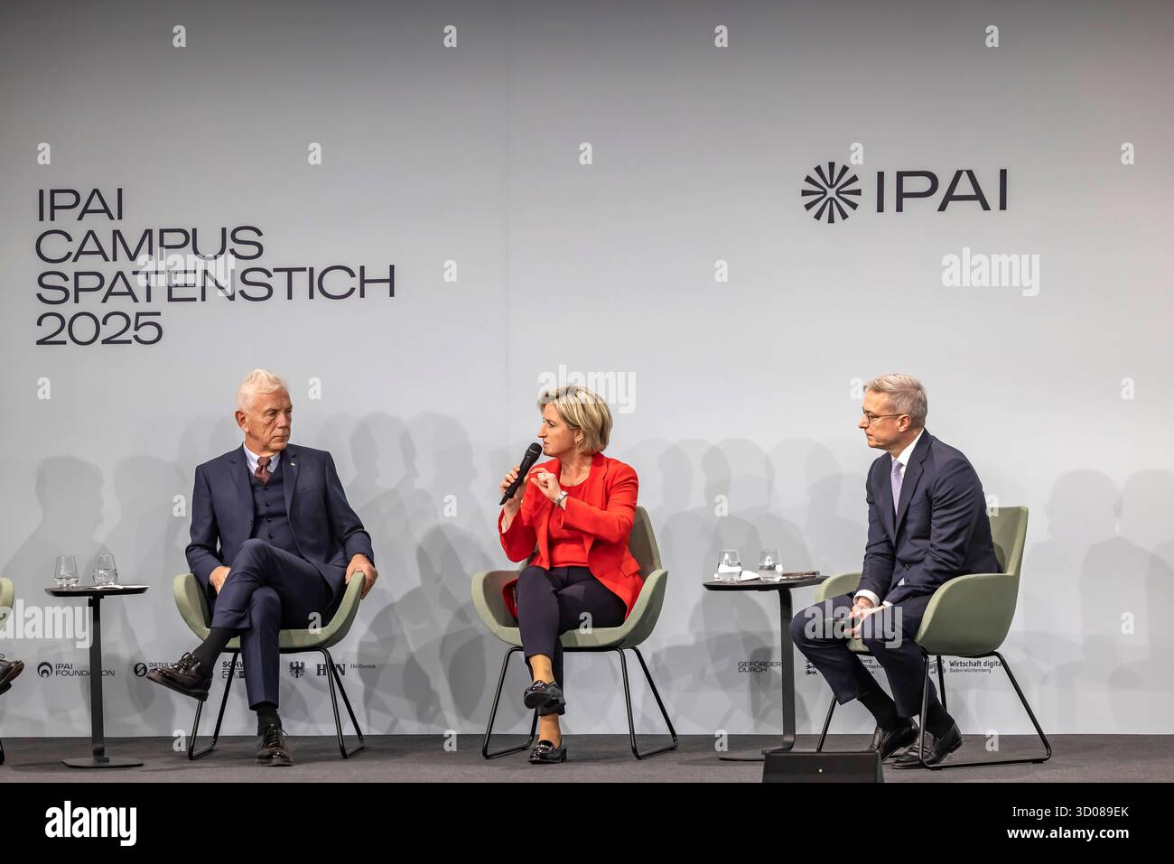 Diskussionsrunde. Von links OB Harry Mergel, Wirtschaftsministerin BW ...