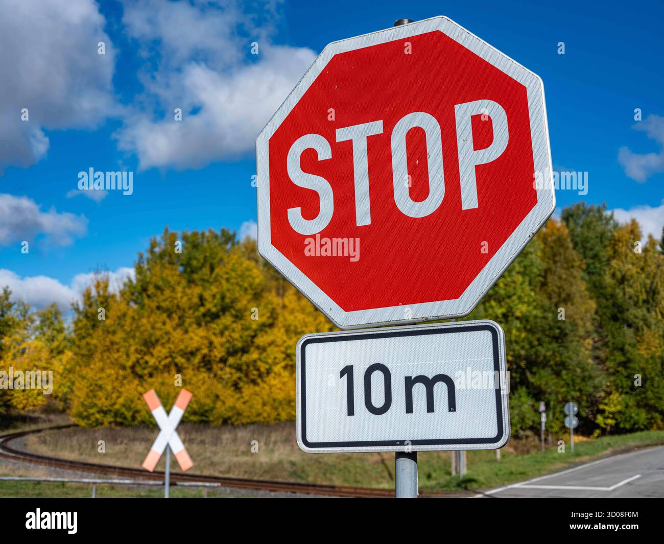 Stiege, Deutschland 18.10.2025: Im Bild: Stoppschild mit Zusatzzeichen ...