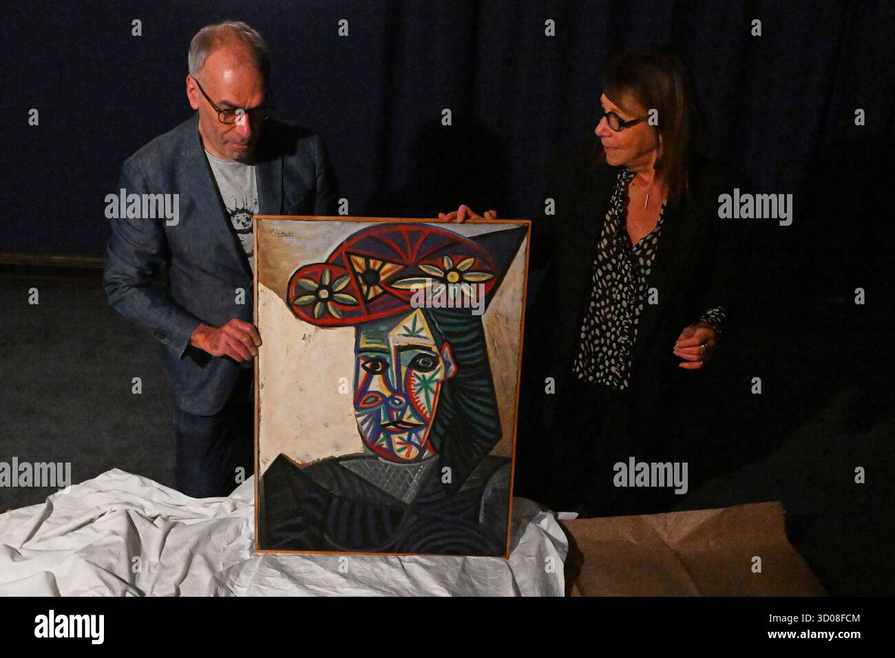 Art expert Agnes Sevestre-Barbe, right, and auction officer Christophe ...