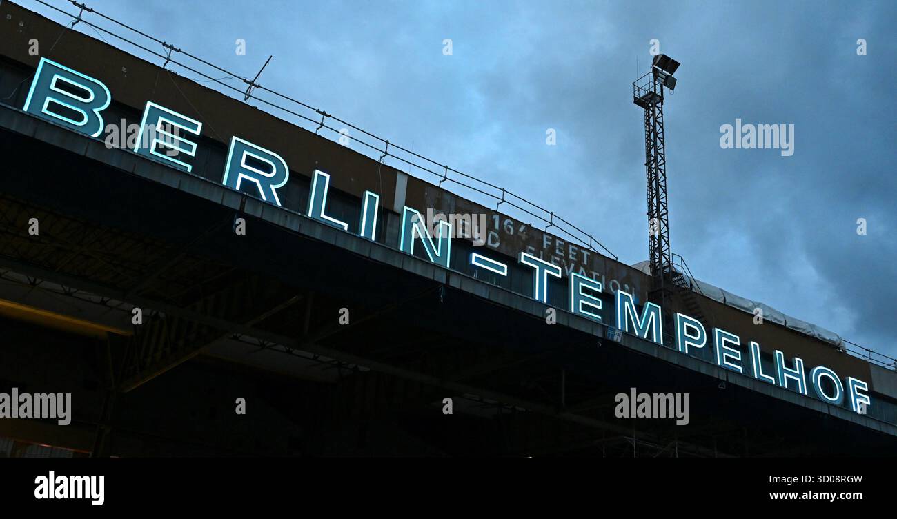 PRODUCTION - 21 October 2025, Berlin: The original lettering shines at ...