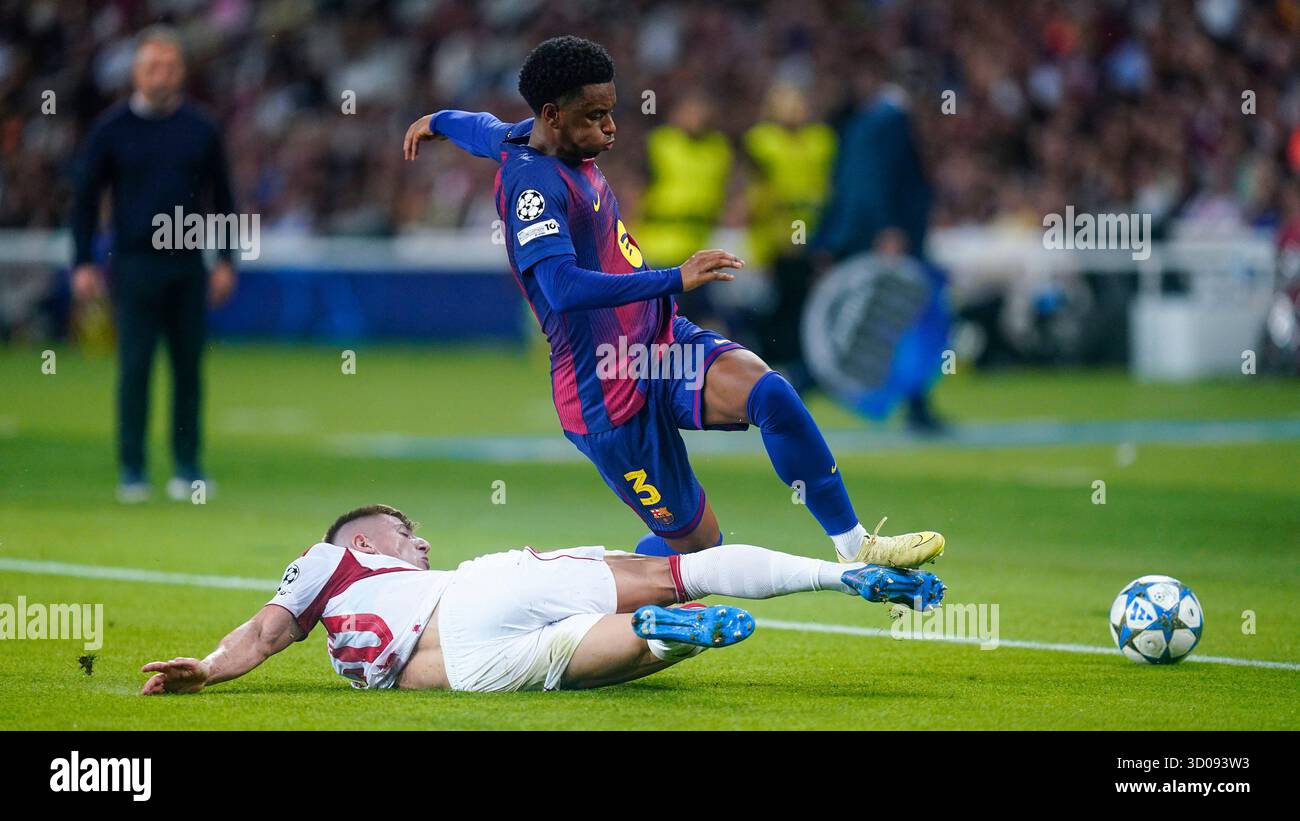Alejandro Balde of FC Barcelona and Costinha of Olympiacos FC during ...