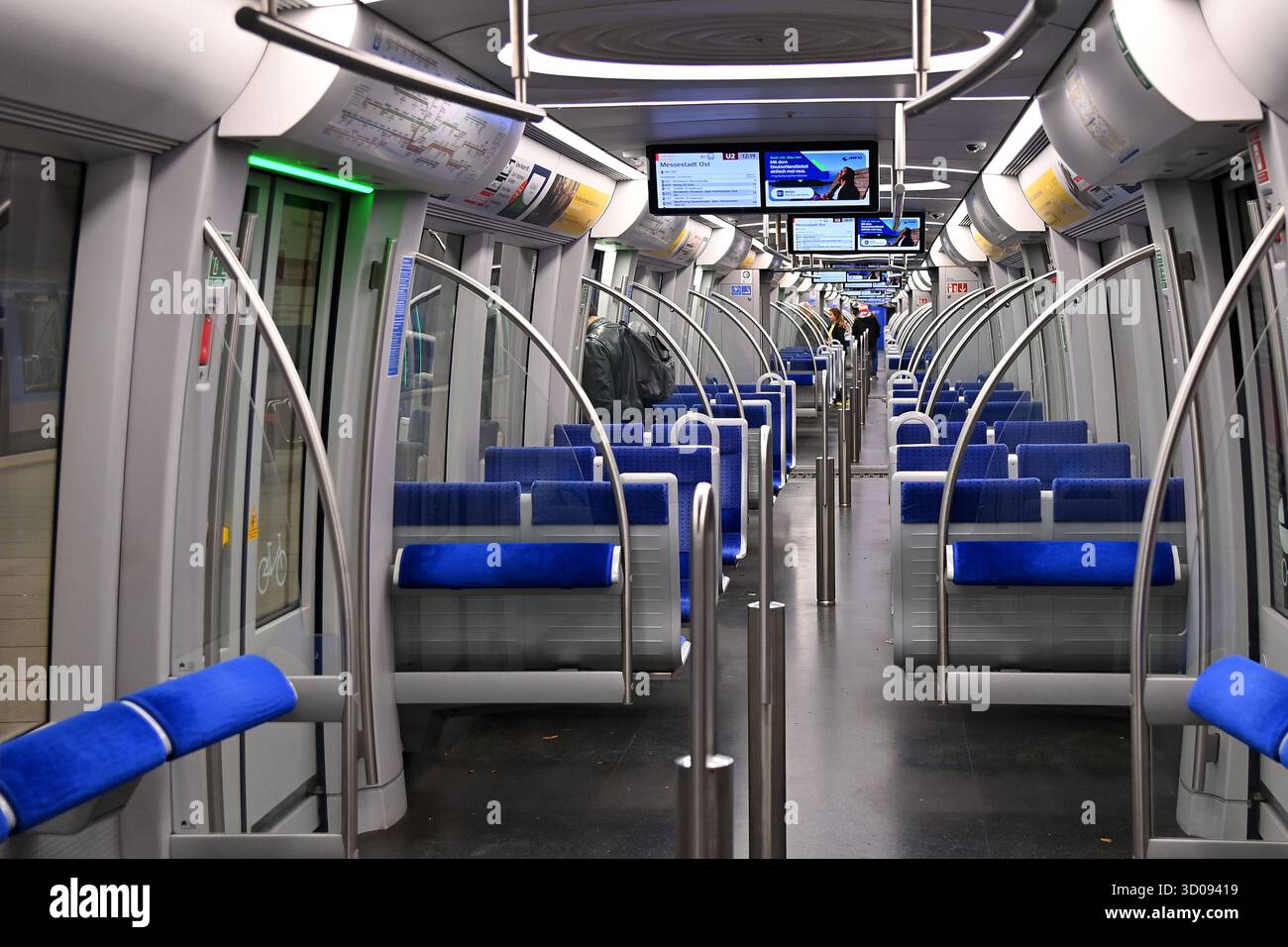 Das Innere eines leeren U-Bahn Zuges. U-Bahn der Linie U2 in Muenchen ...