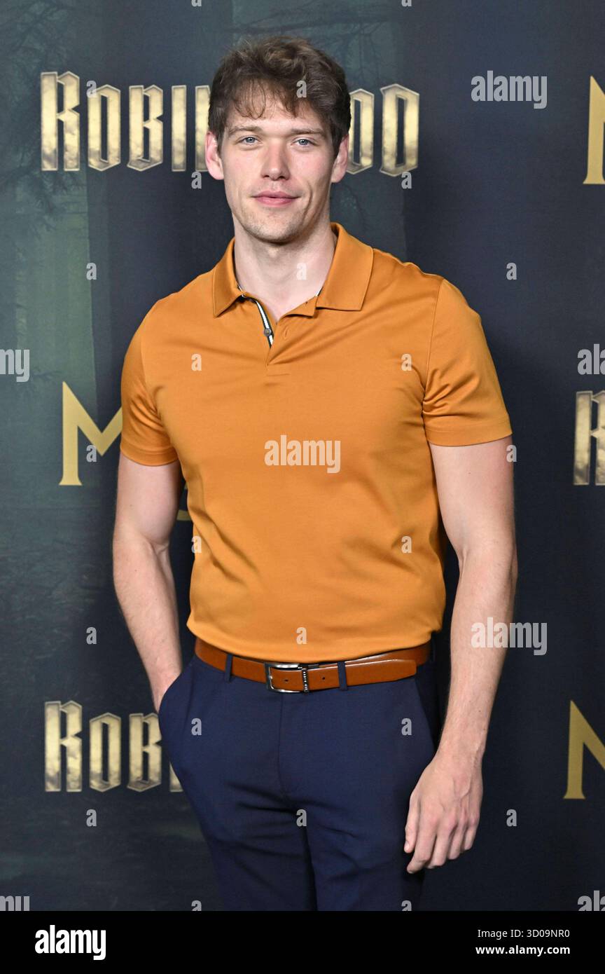 Cameron Cowperthwaite bei der Premiere der MGM Serie Robin Hood im ...