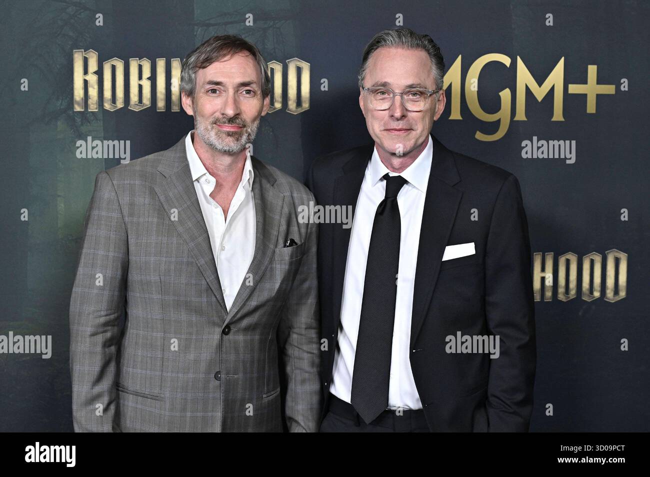 Jonathan English und John Glenn bei der Premiere der MGM Serie Robin ...