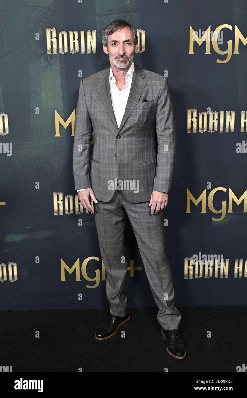 Jonathan English bei der Premiere der MGM Serie Robin Hood im Culver ...