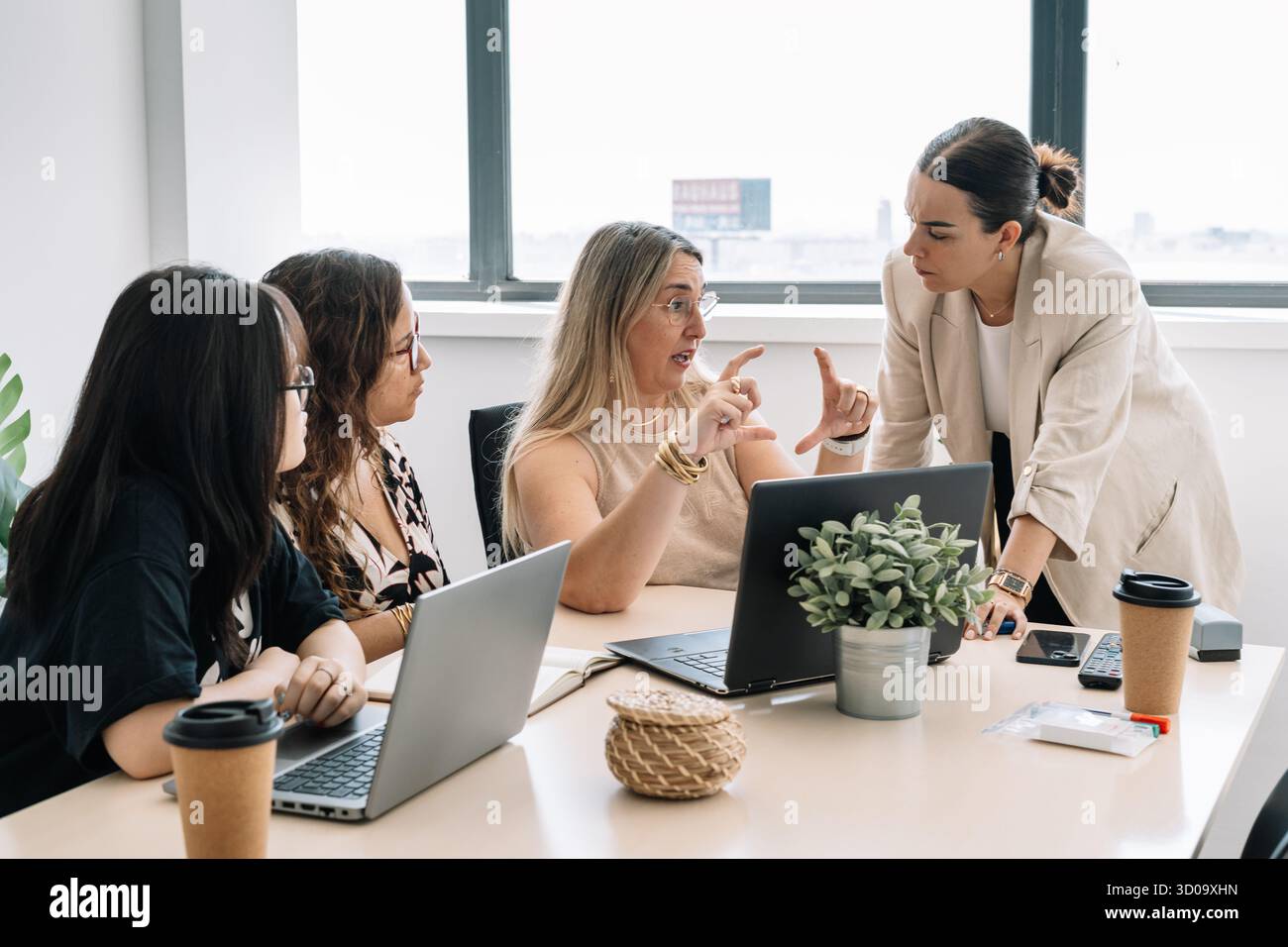 Office workplace meeting conversation hi-res stock photography and ...
