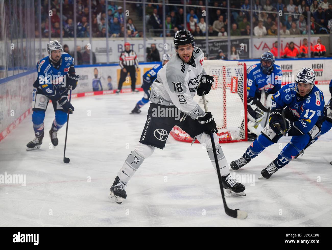 Dresden, Germany. 16th Oct, 2025. Ice Hockey: DEL, Dresdner Eislöwen ...