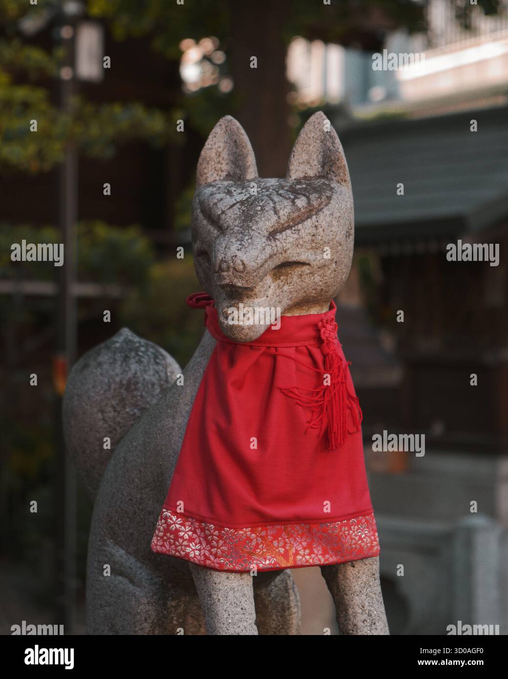 Stone fox guardian statue hi-res stock photography and images - Alamy