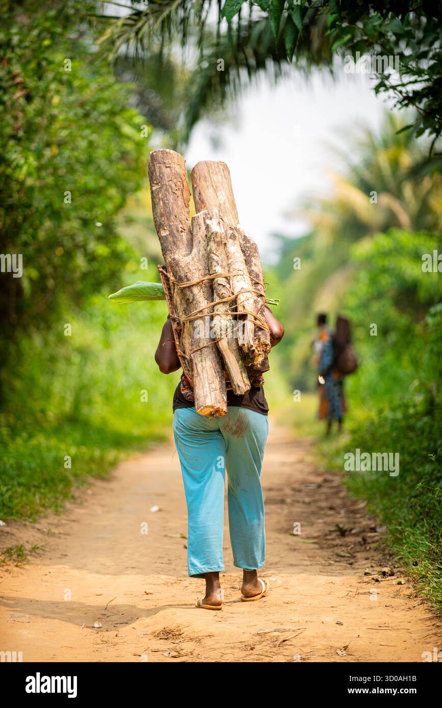 femme autochtones de village monkoto, RDC Stock Photo - Alamy
