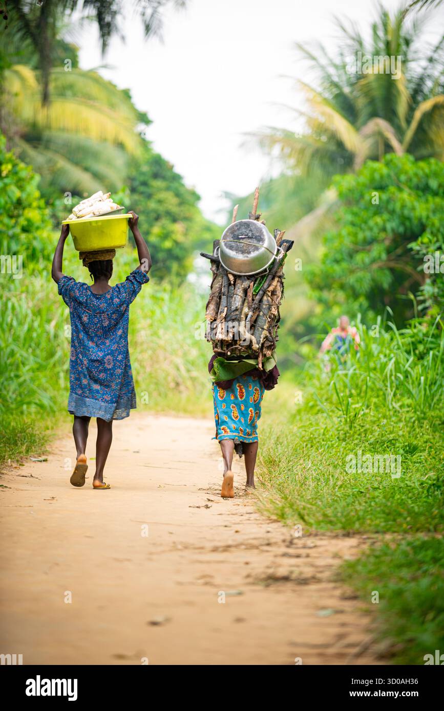 femme autochtones de village monkoto, RDC Stock Photo - Alamy