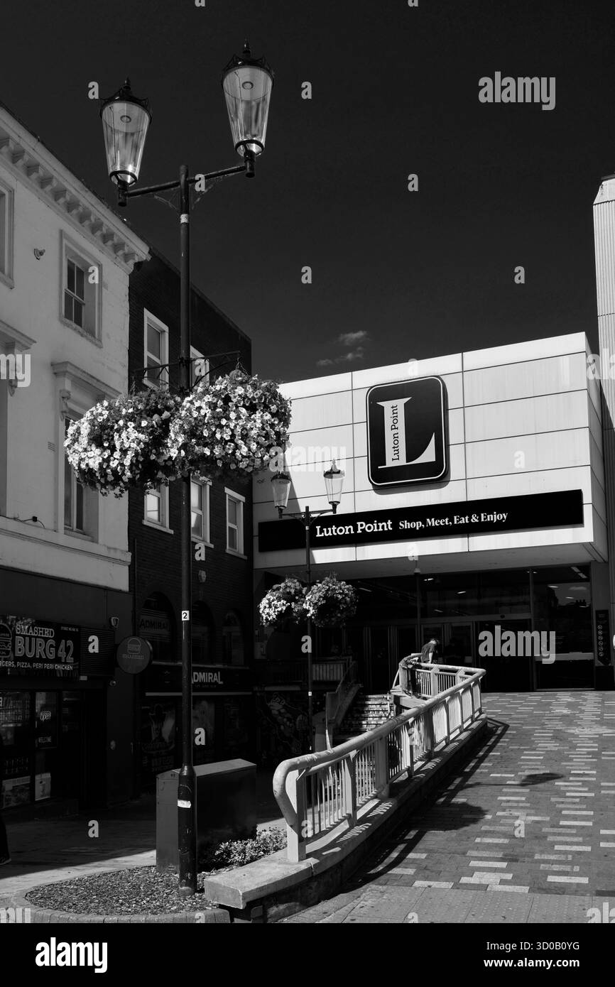 Shops in luton Black and White Stock Photos & Images - Alamy