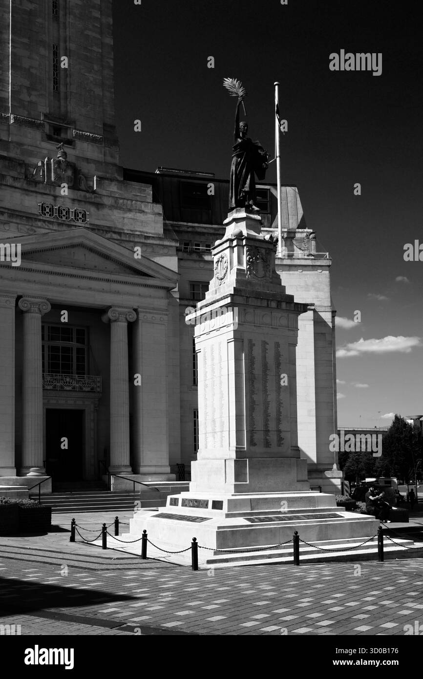 The War memorial outside the Town Council Building, Luton Town ...