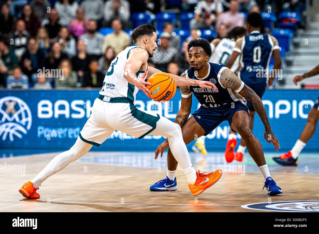 Michael Weathers (20; MLP Academics Heidelberg) defends against Andrzej ...