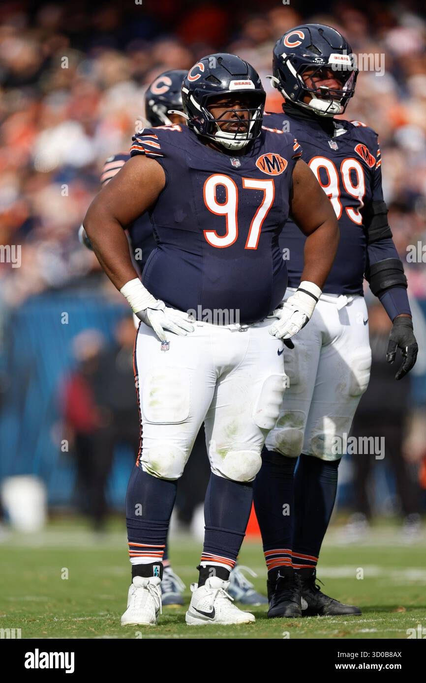 Chicago Bears defensive tackle Andrew Billings (97) and defensive ...