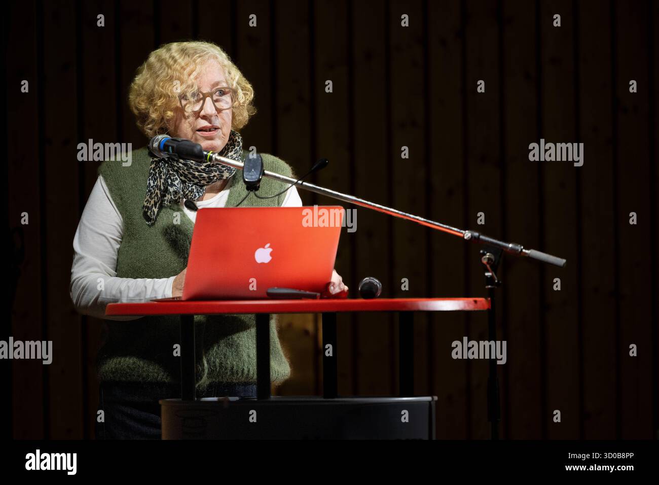 Im Bild: Jutta Puerling Mitbegruenderin des Klimastammtisch am Mikrofon ...