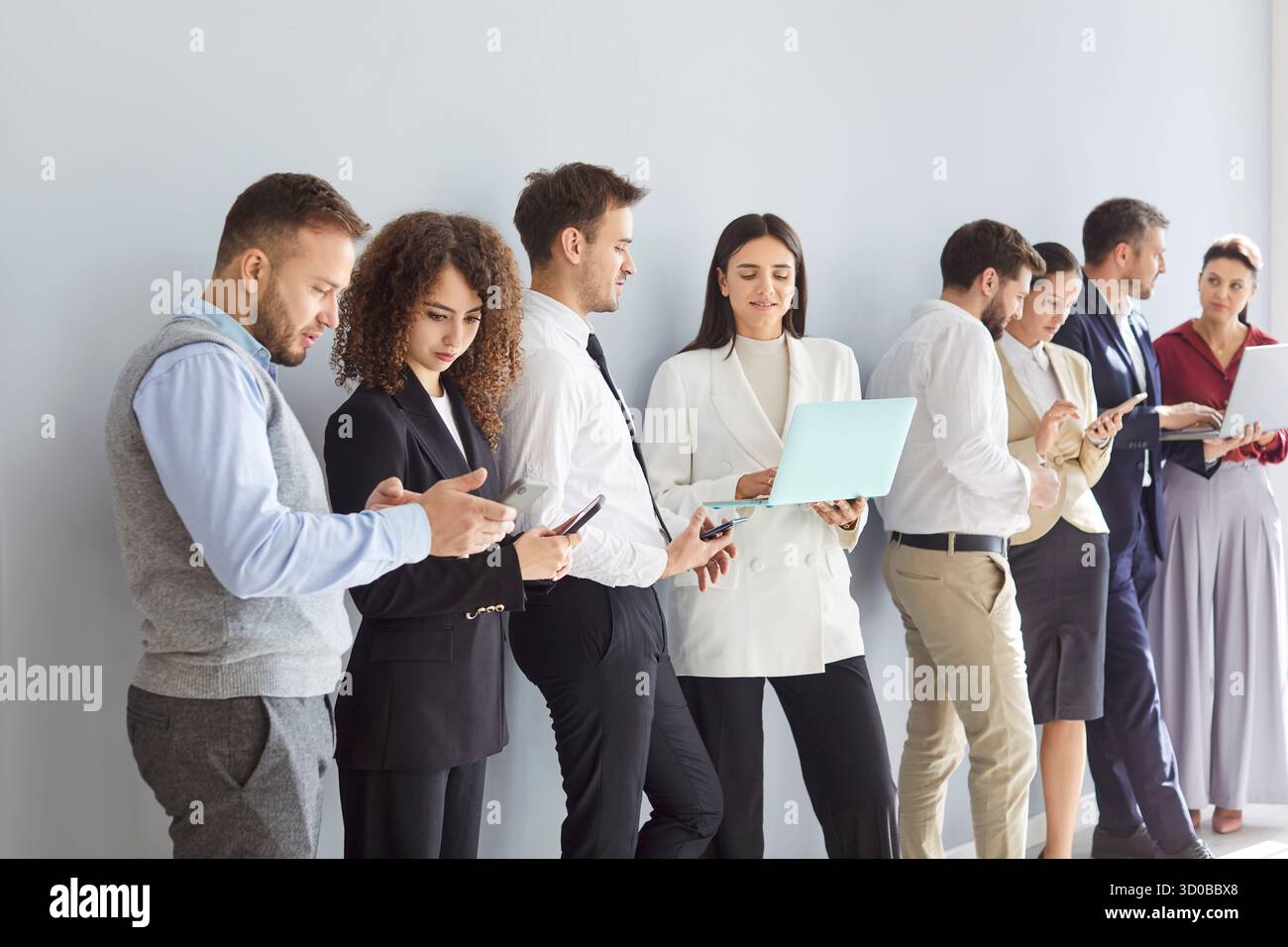 Queue friends greet hi-res stock photography and images - Alamy
