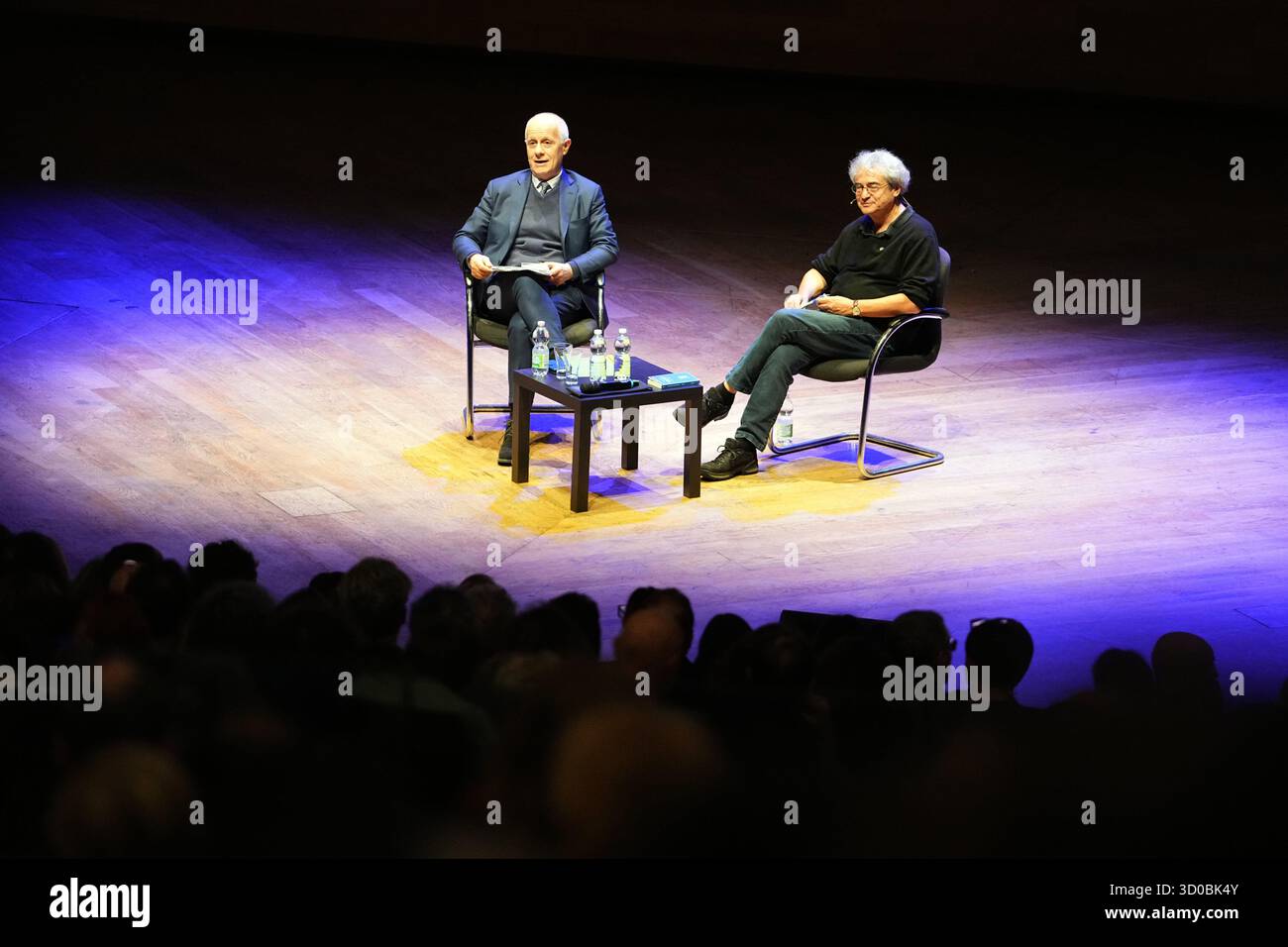Milano, Italia. 22nd Oct, 2025. Carlo Rovelli e Luciano Fontana al ...