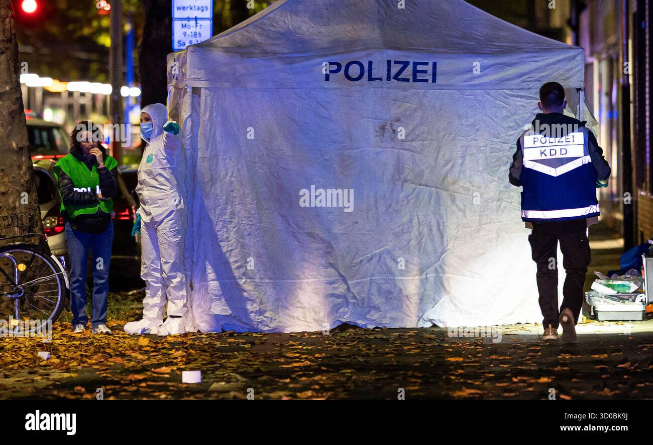 22 October 2025, Lower Saxony, Hanover: Police officers stand at the ...
