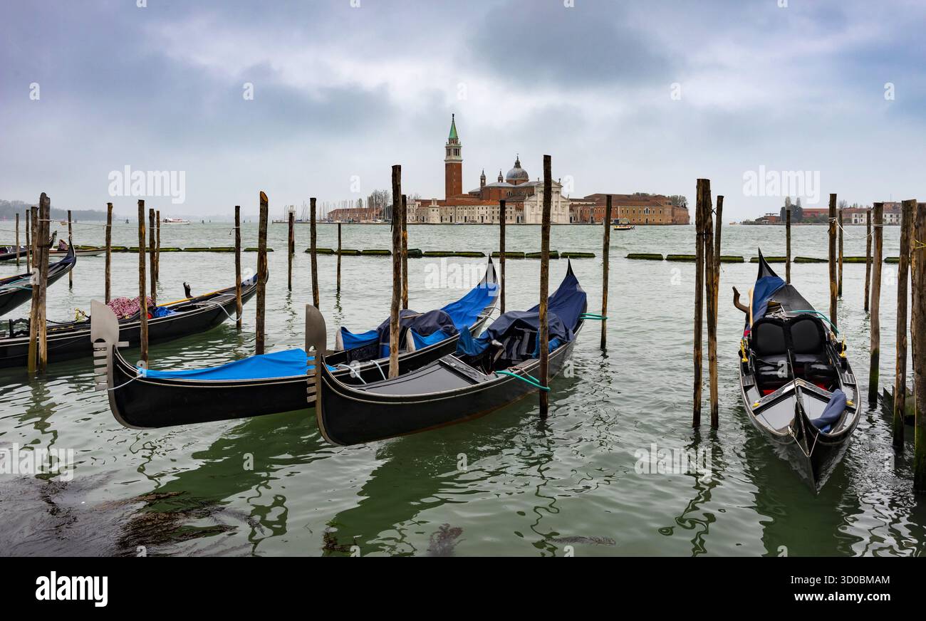 Gondolas church island san hi-res stock photography and images - Alamy