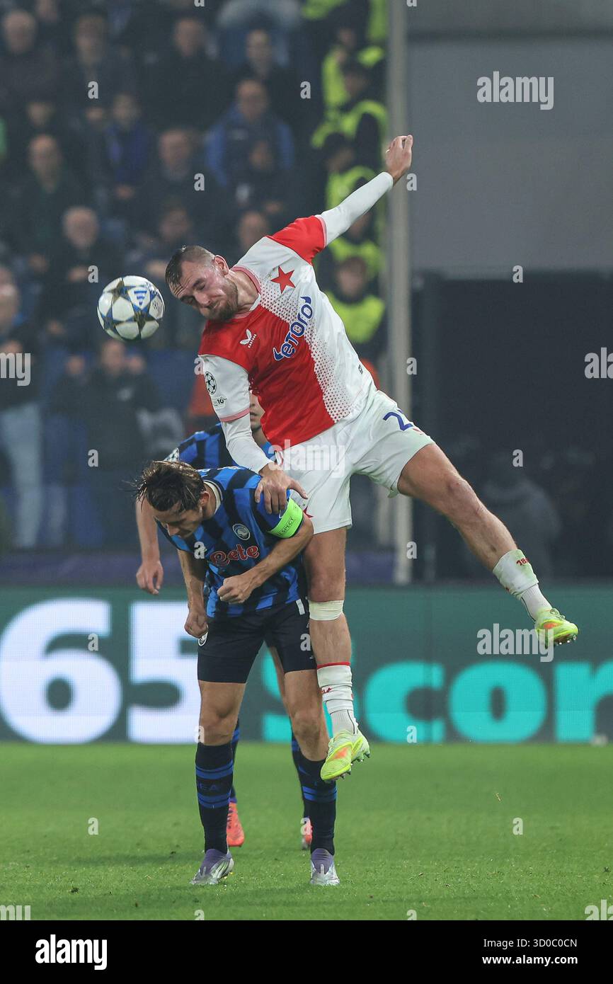 Atalanta’s Marten de Roon Slavia’s Tomas Chory during the Uefa ...