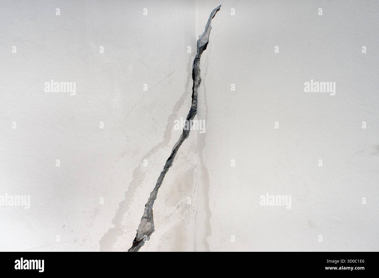 Cracked wall with moisture damage and structural deterioration Stock ...