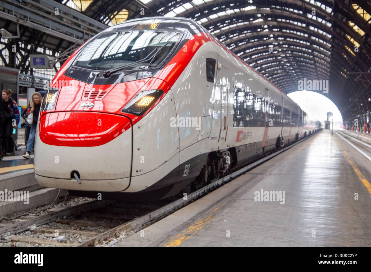 EuroCity-Express ECE am Bahnhof in Mailand. Der Zug fährt von Frankfurt ...