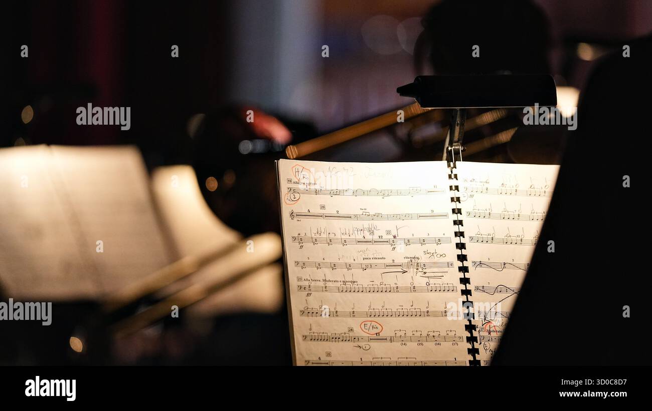 Orchestra performance on stage hi-res stock photography and images - Alamy