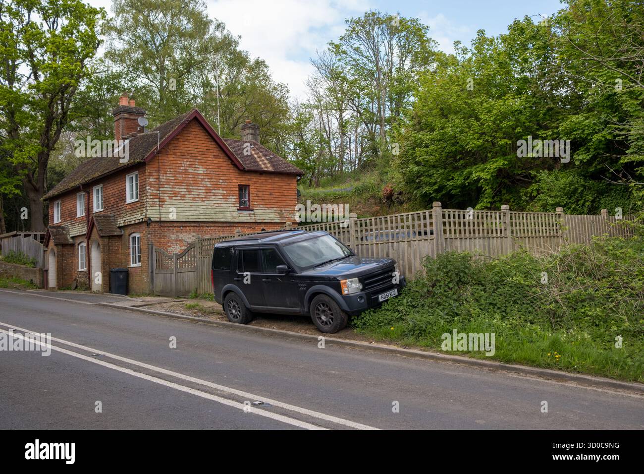 Range Rover van parked outside countryside house, Stopham, West Sussex ...