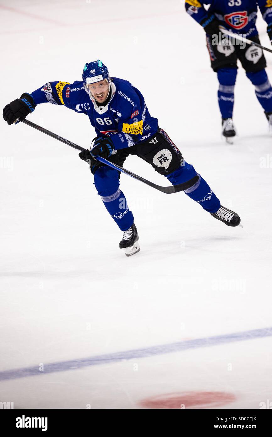 21/10/2025, Fribourg, BCF Arena, NL: Fribourg-Gottéron - EV Zug, #95 Jacob De la Rose (Fribourg ...