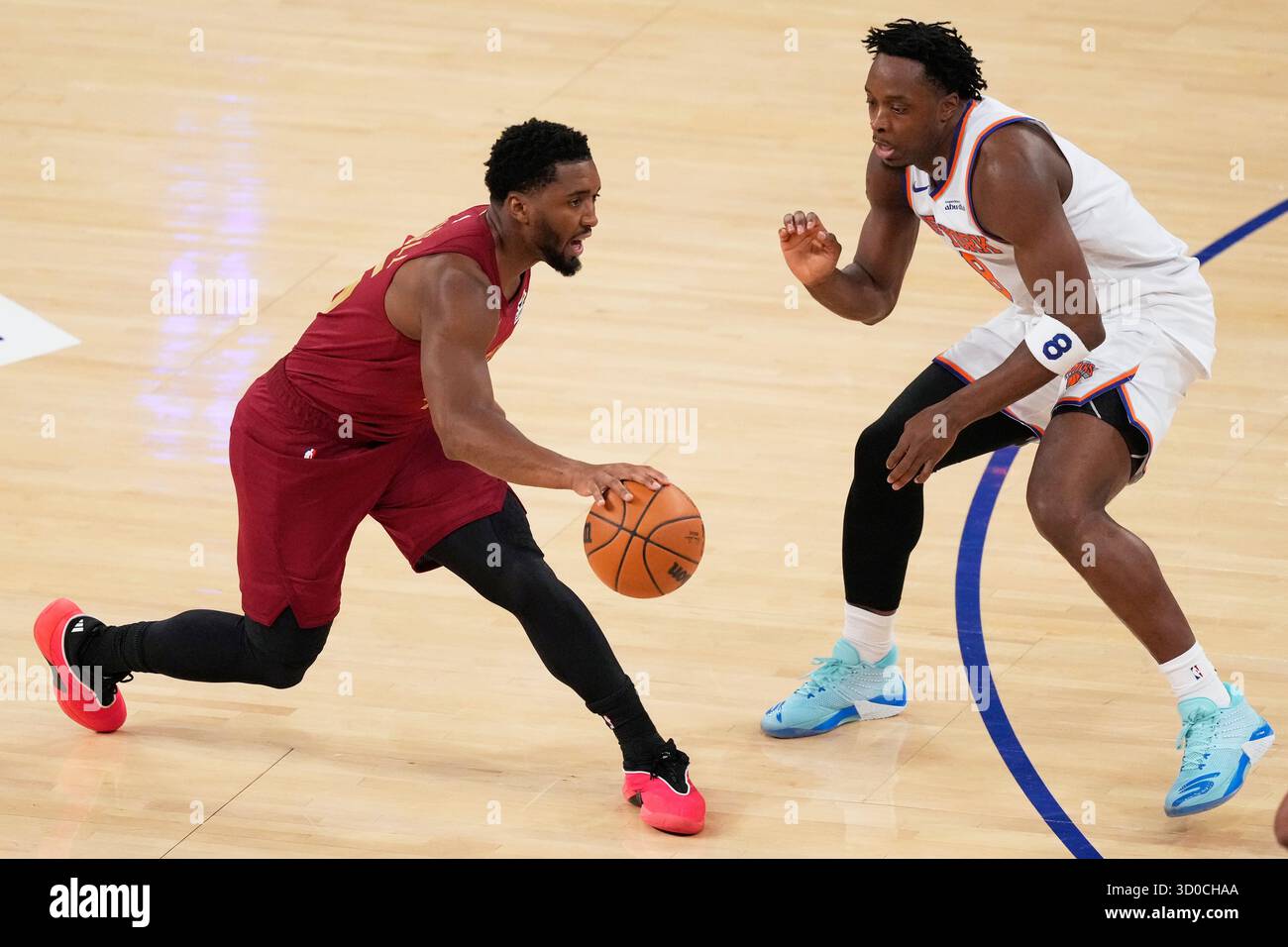 New York Knicks' Og Anunoby, right, defends Cleveland Cavaliers ...
