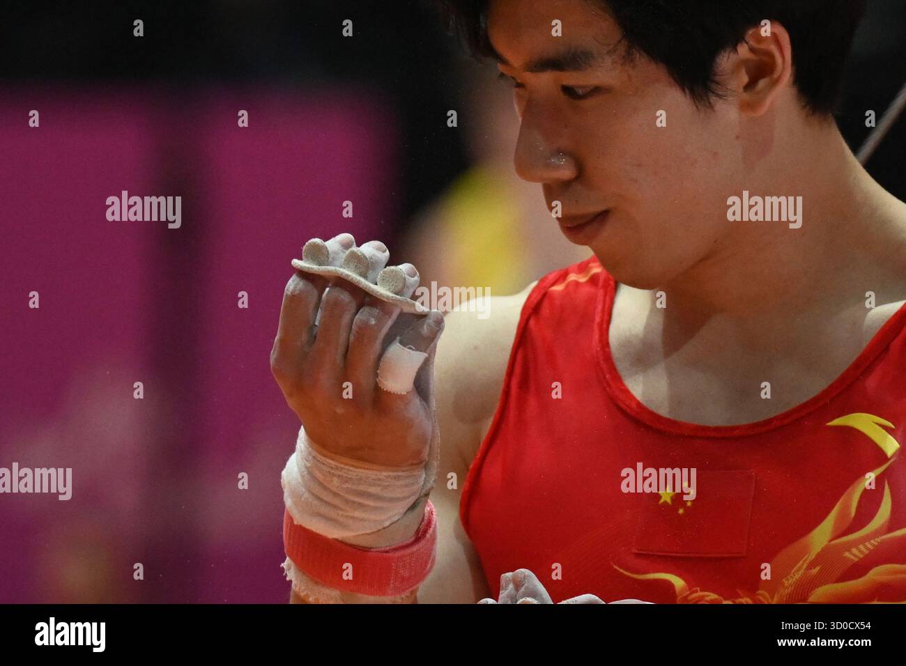 (251023) -- JAKARTA, Oct. 23, 2025 (Xinhua) -- Zhang Boheng reacts ...