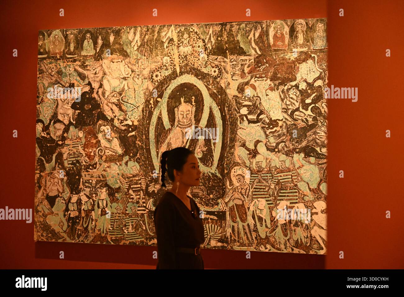 (251023) -- BEIJING, Oct. 23, 2025 (Xinhua) -- A guest visits the ...