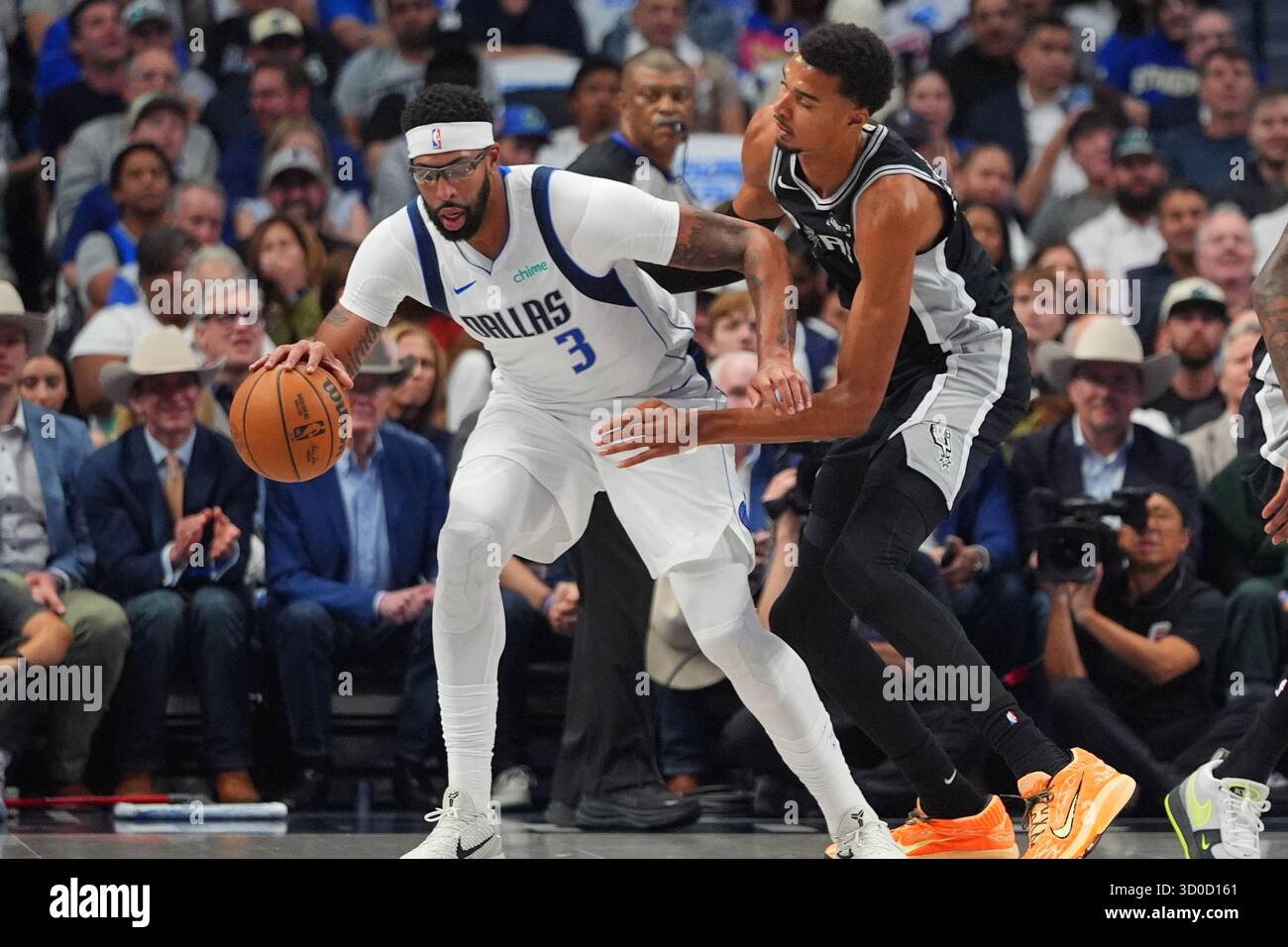 Dallas Mavericks forward Anthony Davis (3) dribbles against San Antonio ...