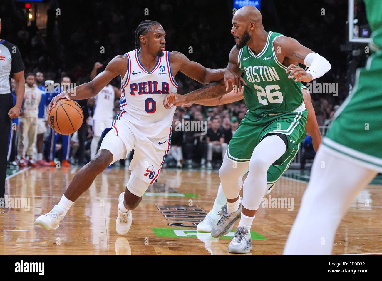 Philadelphia 76ers guard Tyrese Maxey (0) drives to the basket against ...
