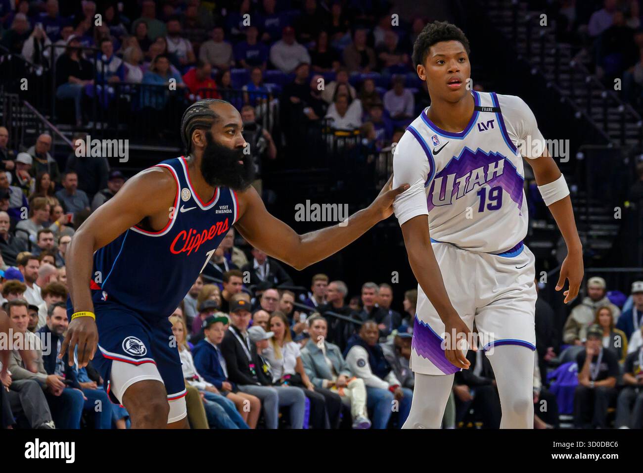 Utah Jazz guard Ace Bailey (19) is guarded by Los Angeles Clippers ...