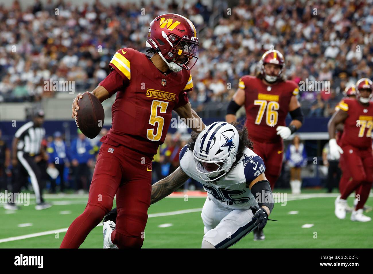 Washington Commanders quarterback Jayden Daniels (5) carries the ball ...