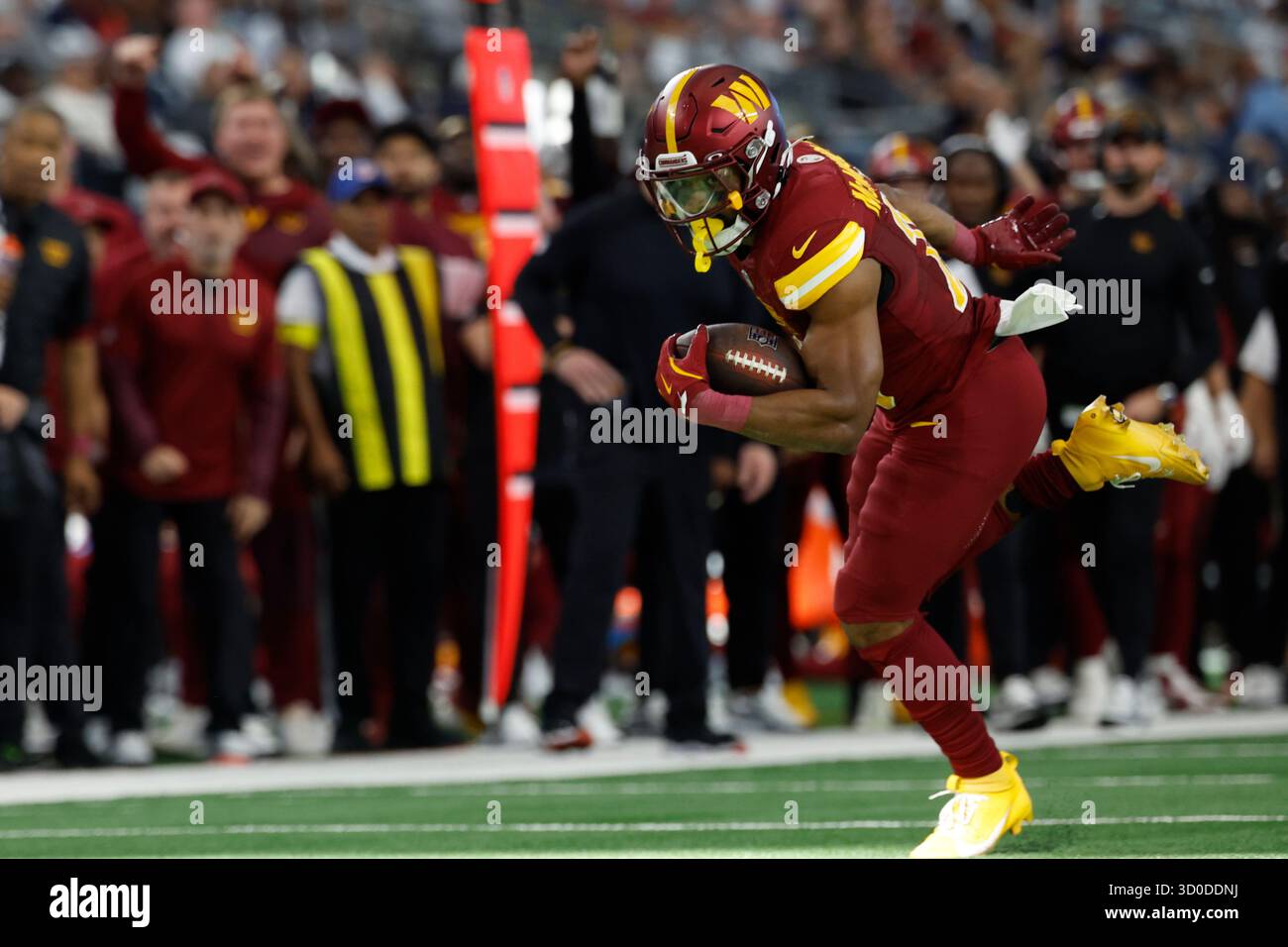 Washington Commanders running back Jeremy McNichols (26) carries the ...