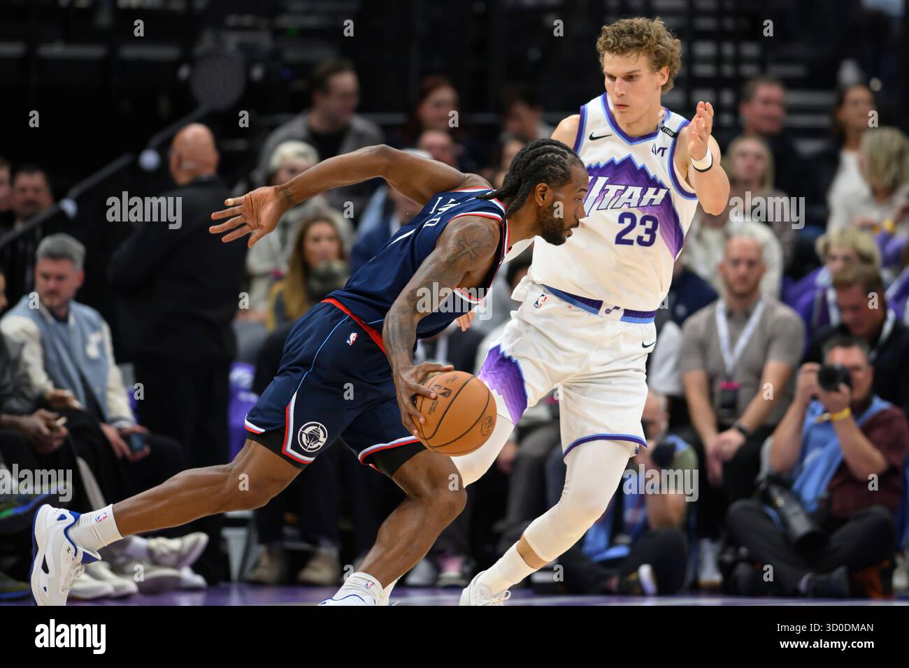 Los Angeles Clippers forward Kawhi Leonard (2) dribbles the basketball ...