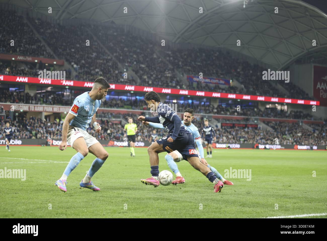 MELBOURNE, AUSTRALIA - MAY 31: Daniel Arzani of Melbourne Victory takes ...