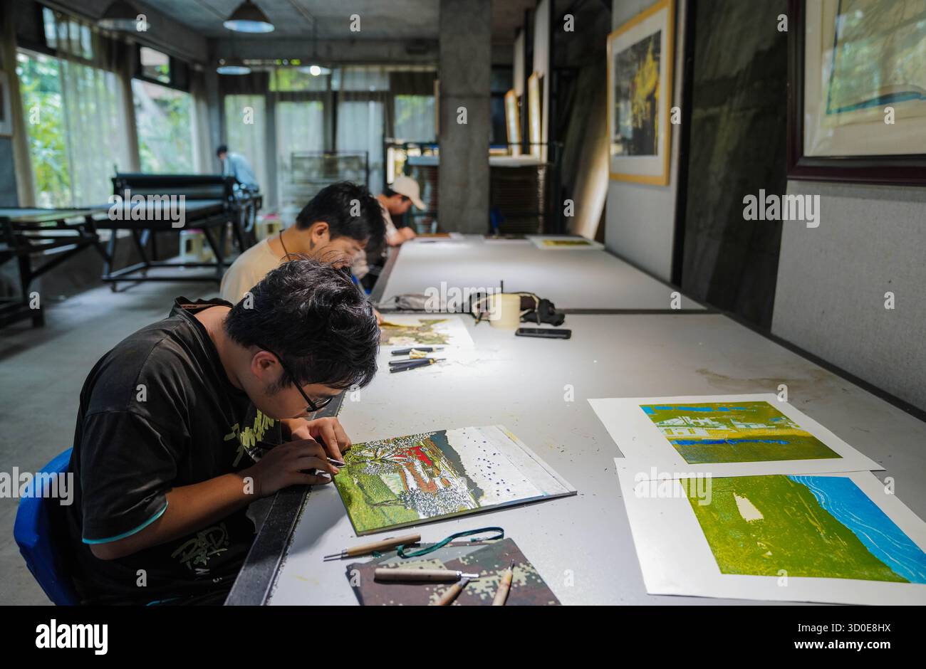 (251023) -- PU'ER, Oct. 23, 2025 (Xinhua) -- Students create woodblock ...