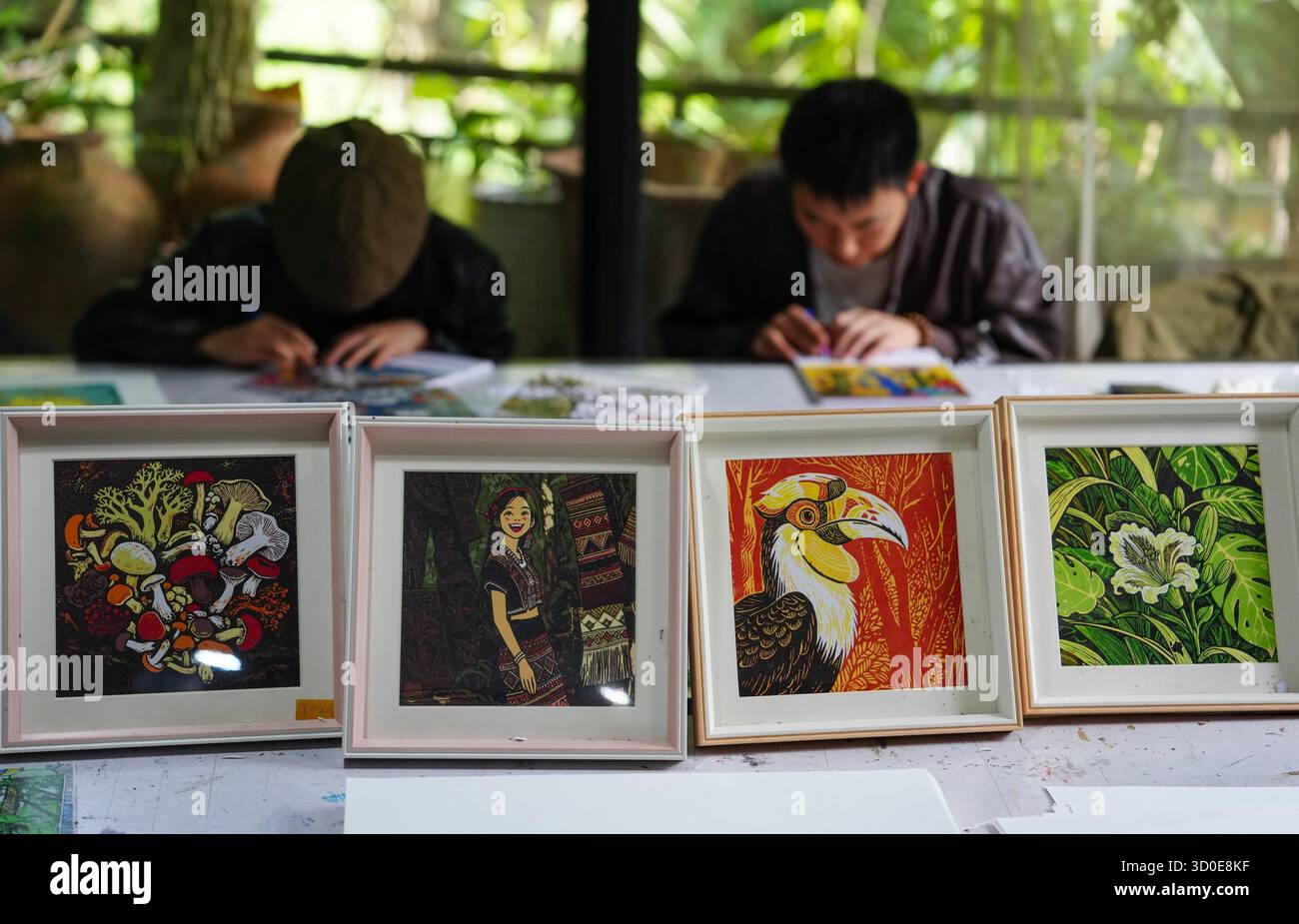 (251023) -- PU'ER, Oct. 23, 2025 (Xinhua) -- Jueban woodblock printing ...
