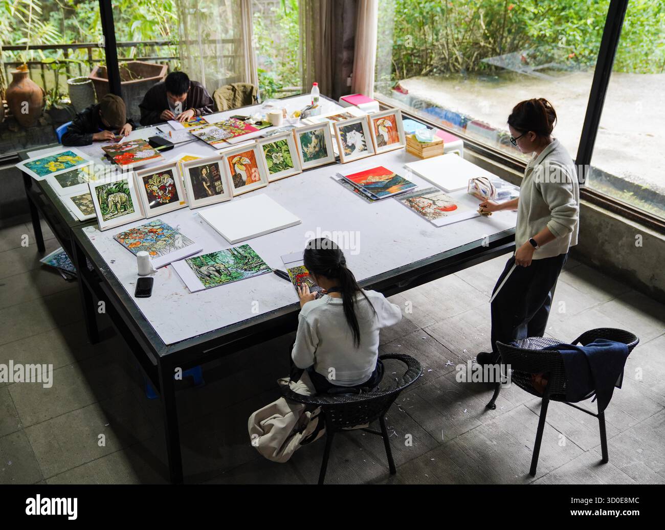 (251023) -- PU'ER, Oct. 23, 2025 (Xinhua) -- Students create woodblock ...