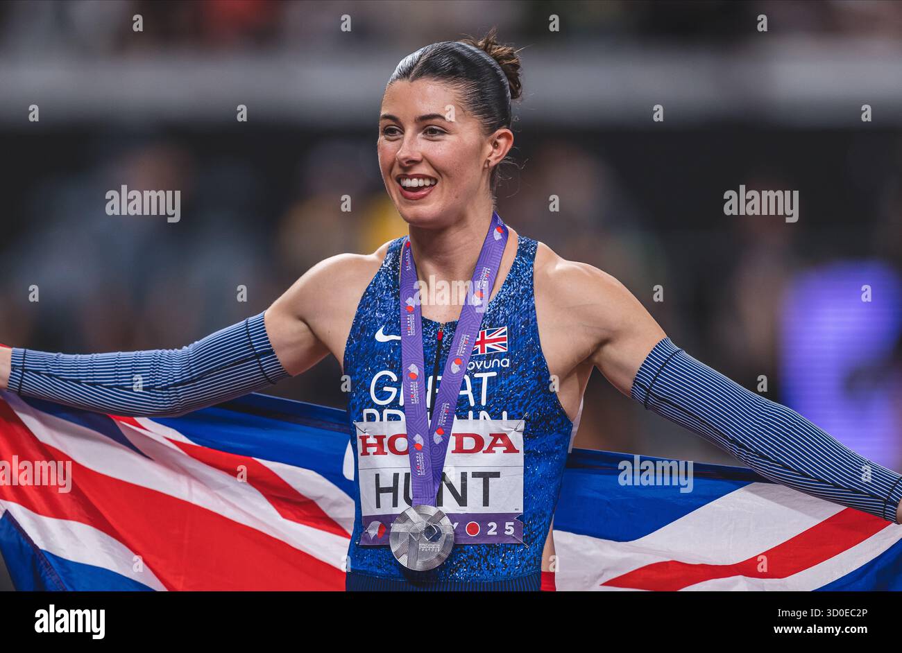 Amy Hunt celebrating her medal with her country's flag at the 2025 ...