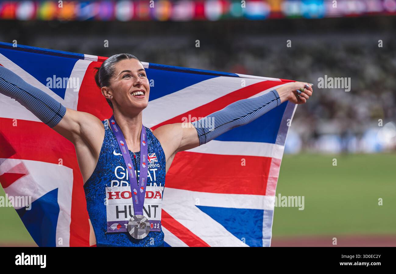 Amy Hunt celebrating her medal with her country's flag at the 2025 ...